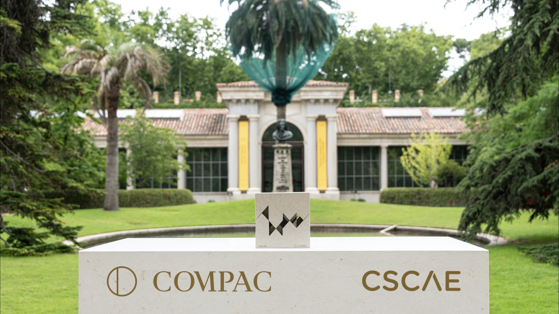 COMPAC. Superficies decorativas de Obsidiana, Terrazzo y Cuarzo